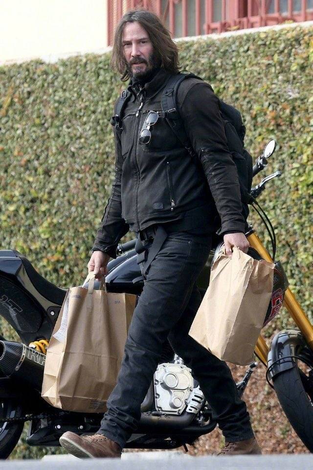 20 Pics Of Keanu Reeves Vs The Paparazzi - WSBuzz.com